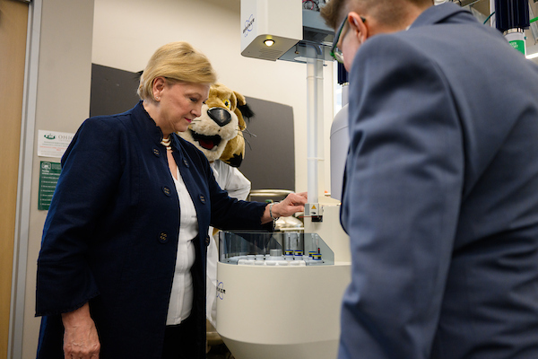 Ohio University unveils powerful new 600 MHz NMR spectrometer ...